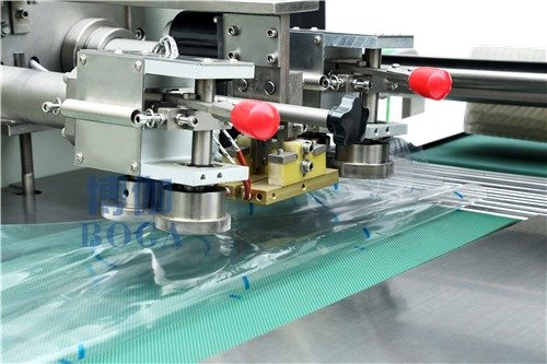 Three-servo flow packaging machine for disposable sheets - BOGAL ...