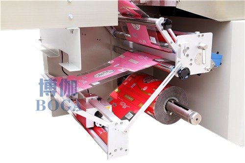 Three-servo flow packaging machine for disposable sheets - BOGAL ...